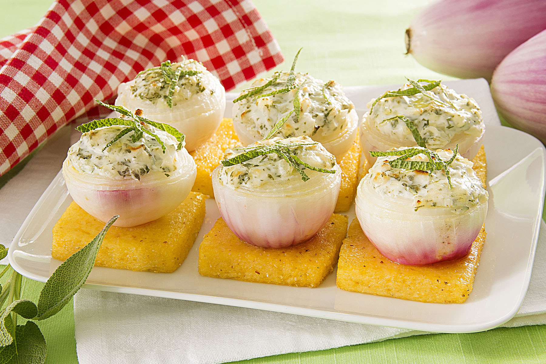 Cipollotti di Tropea farciti con caprino su bruschette di polenta ...