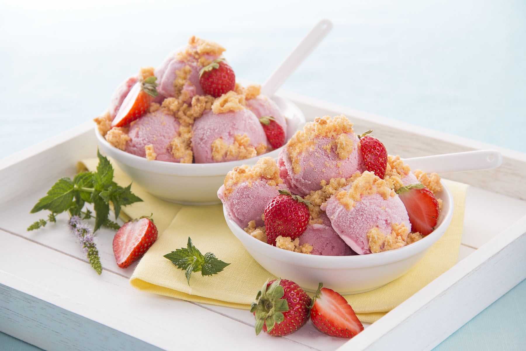 Gelato di fragole con frutta fresca e crumble al mais - Ricetta ...
