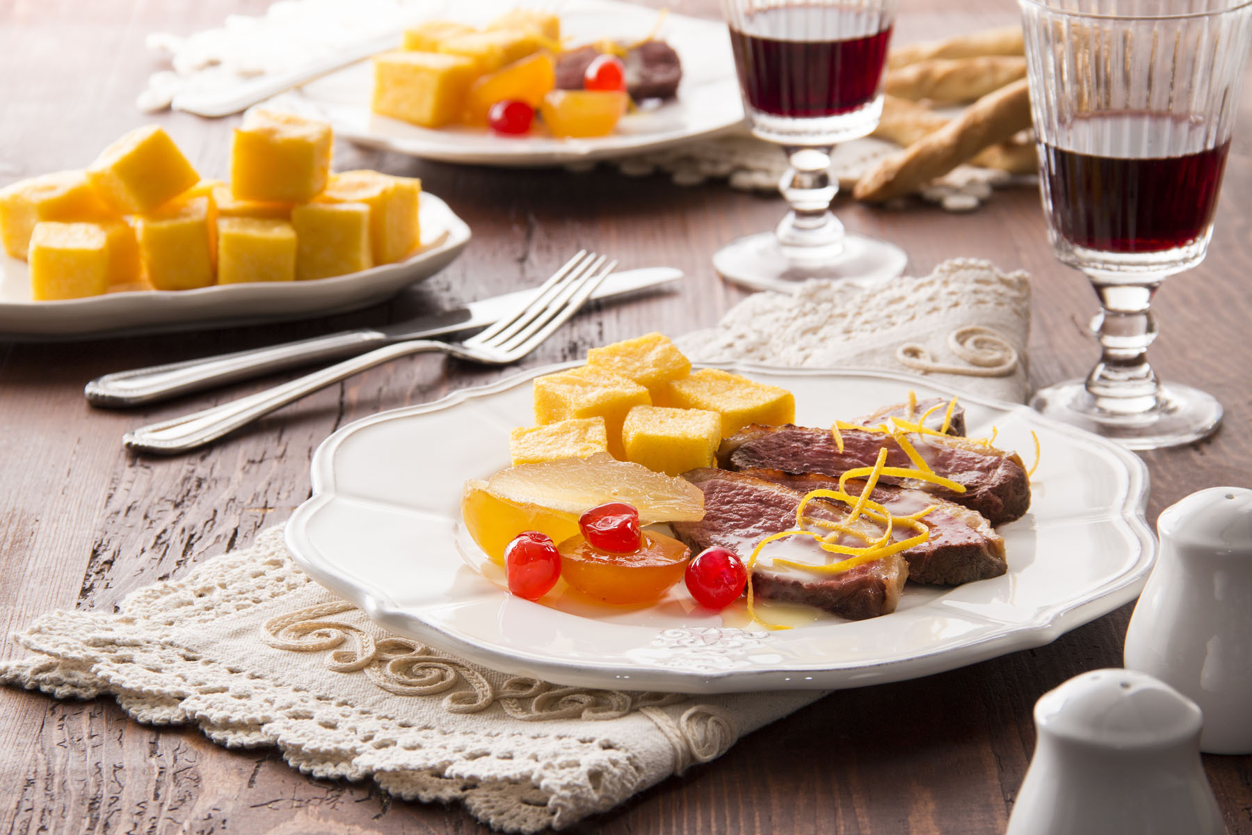 Medaglioni d'anatra all'arancia, mostarda di frutta e cubetti di ...